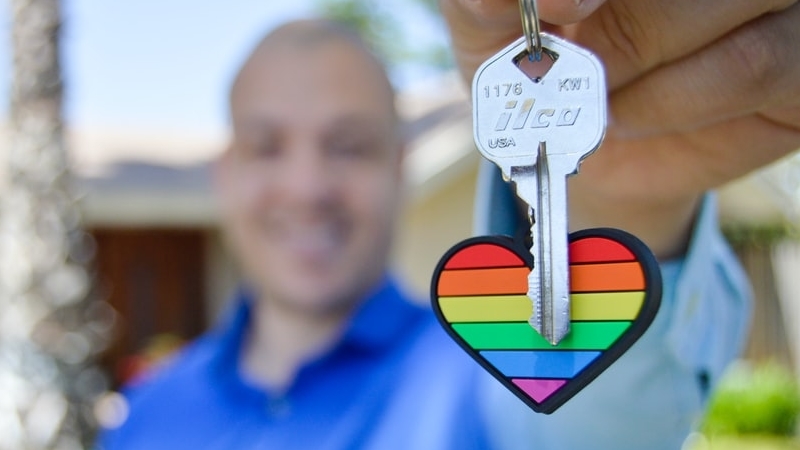 25 Housewarming Gifts for Men That They Will Love - Gifting Area